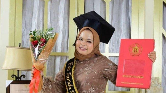 Kenal Dekat Eva Farida Rahman, Lulusan Terbaik FISIP Unhas Periode IV - Tribun-timur.com