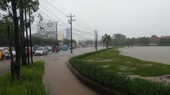 BREAKING NEWS: Danau Unhas Meluap, Lalu Lintas Perintis Kemerdekaan ...