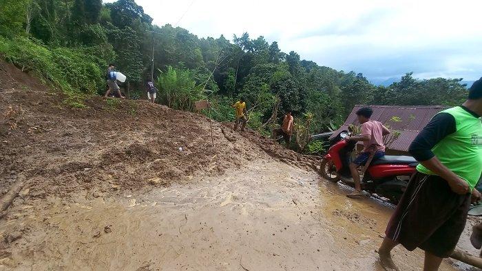 1 Unit Alat Berat Dikerahkan Buka Material Longsor Akses Desa Komba ...