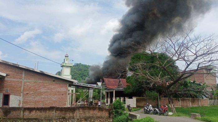 BREAKING NEWS: 2 Rumah Terbakar di Bontoramba Jeneponto - Tribun-timur.com