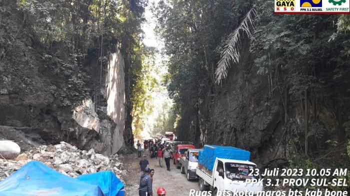 Jalan di Camba Poros Maros - Bone Tak Macet Lagi, Batu Sebesar Rumah ...
