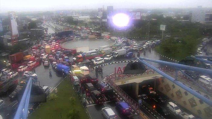 Macet Parah di Simpang 5 Bandara Internasional Sultan Hasanuddin ...
