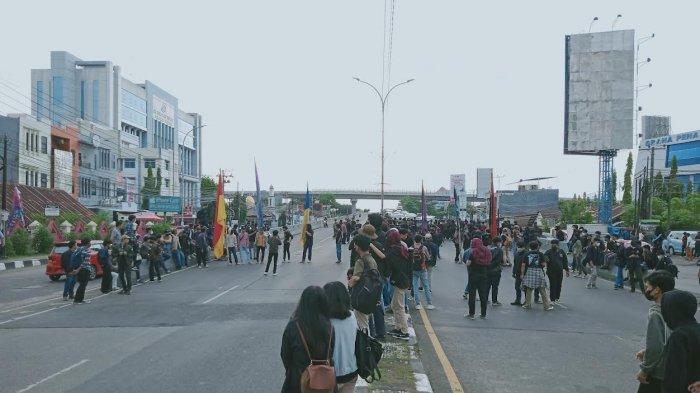Demo Tolak Jokowi 3 Periode, Ratusan Mahasiswa Unibos Makassar Tutup Jalur Flyover - Tribun ...