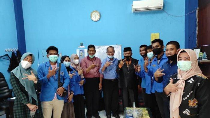 Mahasiswa Komunikasi Unismuh Makassar Praktik Jadi Penyiar Radio di RRI ...
