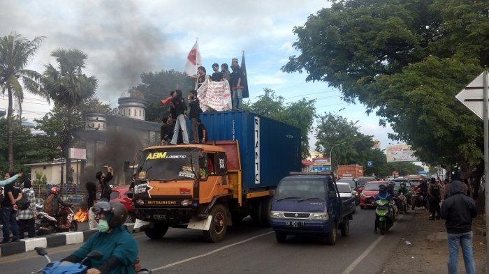 FOTO: Mahasiswa Unismuh Makassar Bakar Ban di Jl Sultan Alauddin - Tribun-timur.com