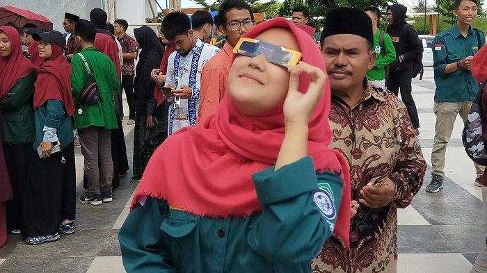 VIDEO: Mahasiswi UIN Alauddin Ikut Saksikan Gerhana Matahari - Tribun ...
