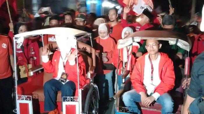 Indira-Fauzi Naik Becak Daftar ke KPU Makassar Malam-malam - Tribun ... Indira-Fauzi Naik Becak Daftar ke KPU Makassar Malam-malam - Tribun ...