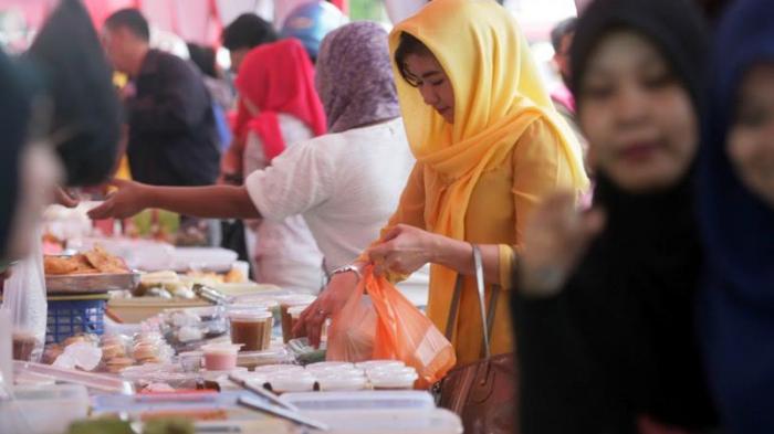FOTO: Begini Ramainya Stand Takjil di Mappanyuki - Tribun-timur.com