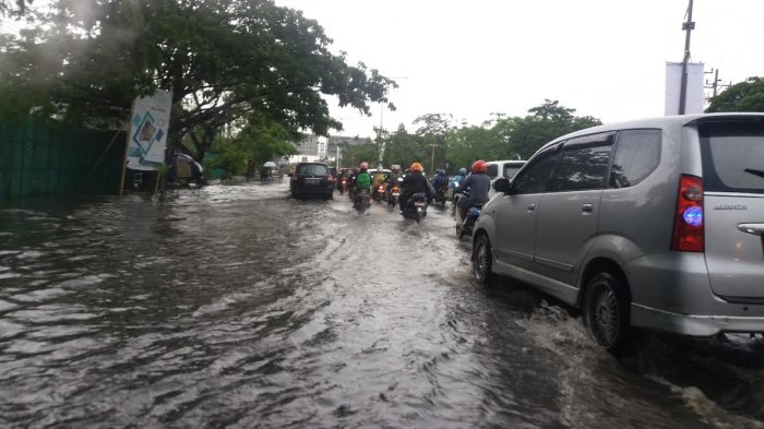 Parahnya Genangan Air di Jalan Perintis Kemerdekaan, Bikin Macet - Tribun-timur.com