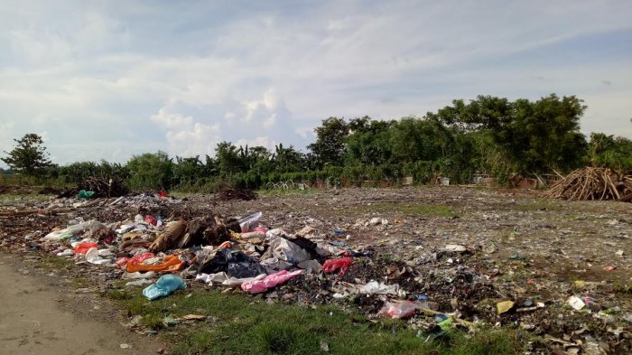 Warga Keluhkan Tumpukan Sampah Busuk di Landasan Pacu Angkasa Pura I ...