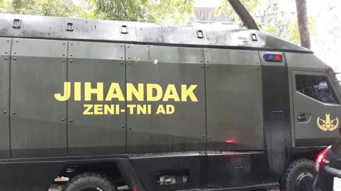 Jokowi Bakal ke Unhas, Mobil Jihandak Siaga di Depan Baruga AP ...