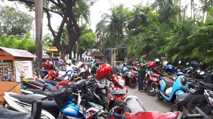 Parkiran Roda Dua Mal Ratu Indah Penuh - Tribun-timur.com
