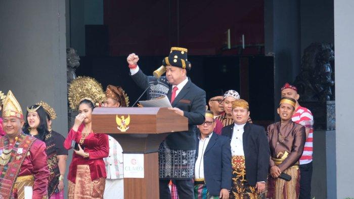 Claro Upacara Bendera Pakai Baju Adat, Gratiskan Bakso Hingga Putu ...
