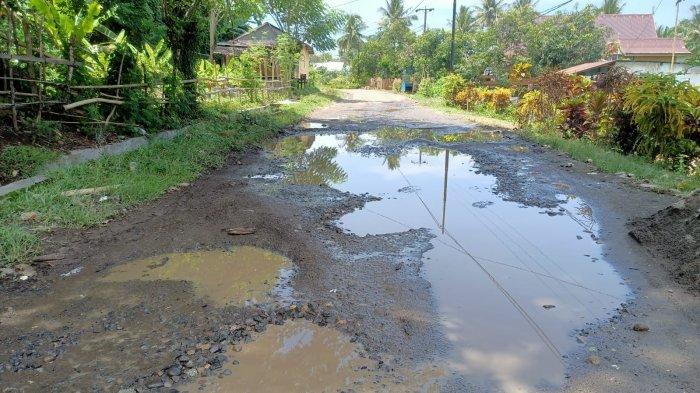 Hati-hati Ada Jalan Lubang di Wiringtasi Barru, Reaksi Warga - Tribun ...