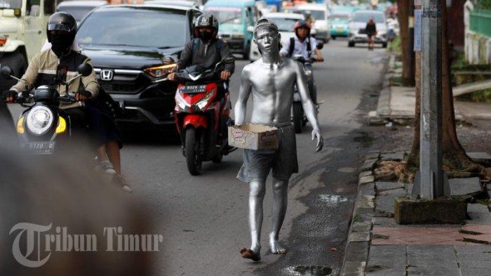 Aksi Manusia Silver di Traffic Light - Tribun-timur.com