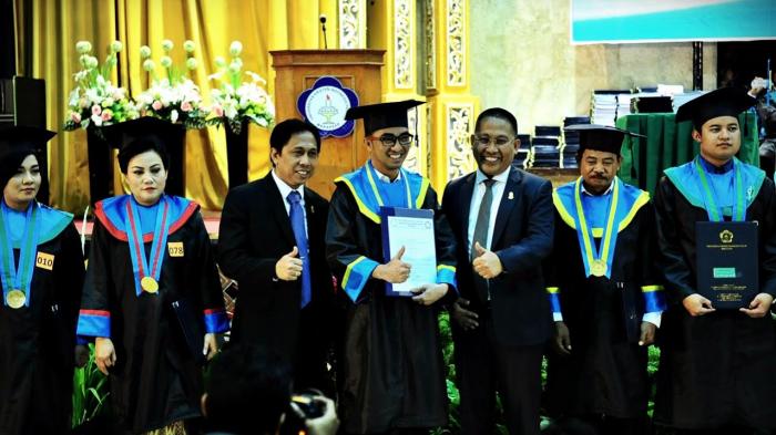FOTO: Legislator Makassar Mario David Jadi Wisudawan Terbaik UKI Paulus ...