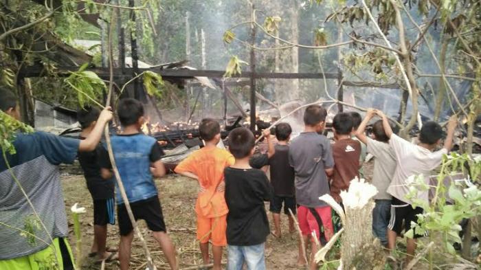 Pemilik Pergi Mandi, Rumah Panggung di Lembang Pinrang Ludes Terbakar - Tribun-timur.com