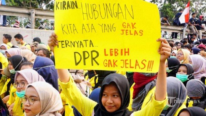 Kumpulan Poster Nyeleneh Demo Mahasiswa Tolak RUU KUHP Sebut Vina Garut ...
