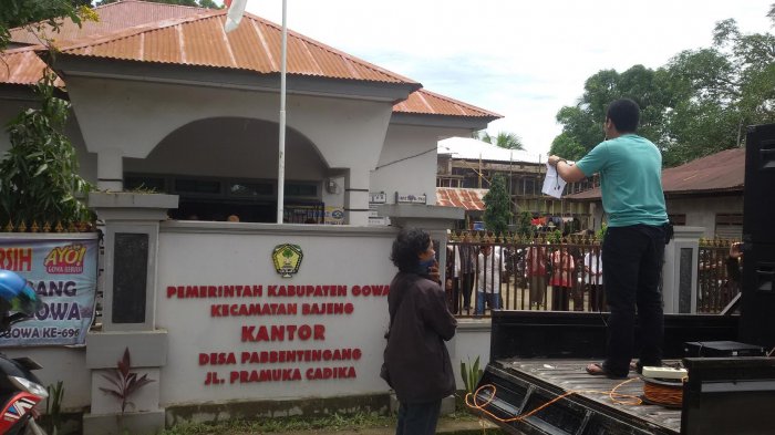Ada Pungli Hingga Rp 7 Juta, Kantor Desa Pabbentengang Bajeng Didemo Warganya - Tribun-timur.com