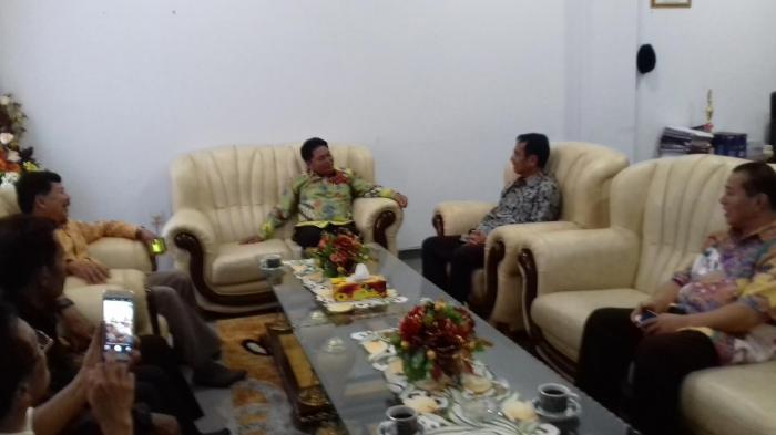 Mathius Salempang Temui Ketua DPRD Tana Toraja, Ini Tujuannya - Tribun ...