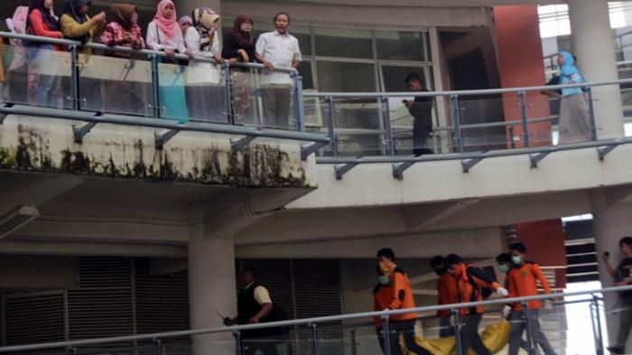 FOTO: Penemuan Mayat di Gedung UNM Makassar - Tribun-timur.com