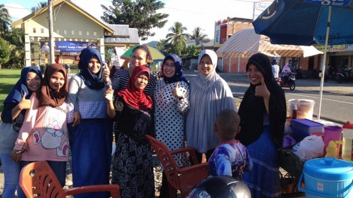 Bendahara Fraksi Demokrat Sulsel Launching Stand Takjil di Luwu ...