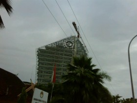 Logo UNM Terpasang di Menara Phinisi - Tribun-timur.com