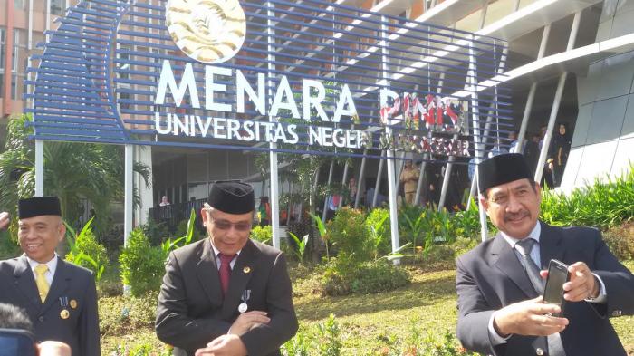 Prof Arismunandar Resmikan Selubung Gedung Menara Pinisi UNM - Tribun ...