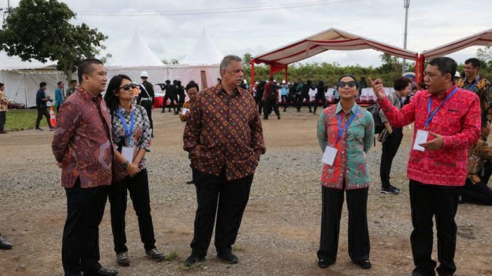 Begini Gaya Erwin Aksa Lihat Maket PLTB Sidrap Bareng Rini Soemarno ...