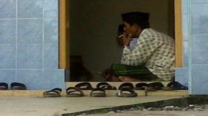 Perokok Berat Tidak Sah Jadi Imam? Baca Hadis Ini - Tribun-timur.com