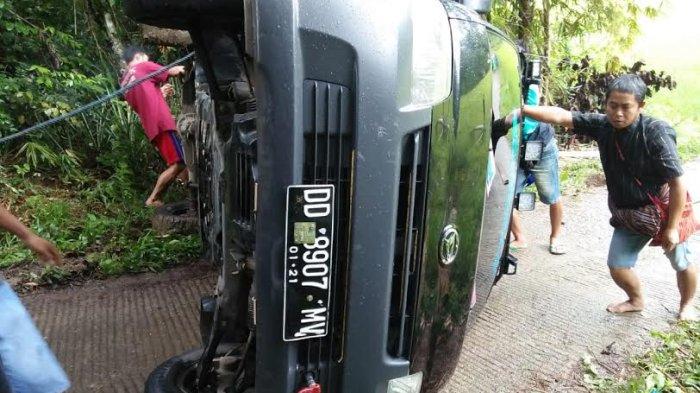 Hendak ke Acara Rambu Solo, Mobil Pick Up Terbalik di Sanggalangi ...