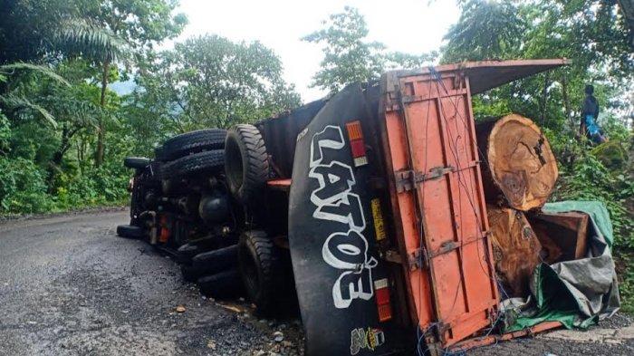 Mobil Truk 10 Roda Bermuatan Kayu Terbalik di Jalan Poros Barru Soppeng ...