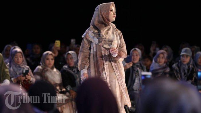 Motif Hawa Pamer Busana di Nona Fashion Week Modern Women’s Exhibition ...