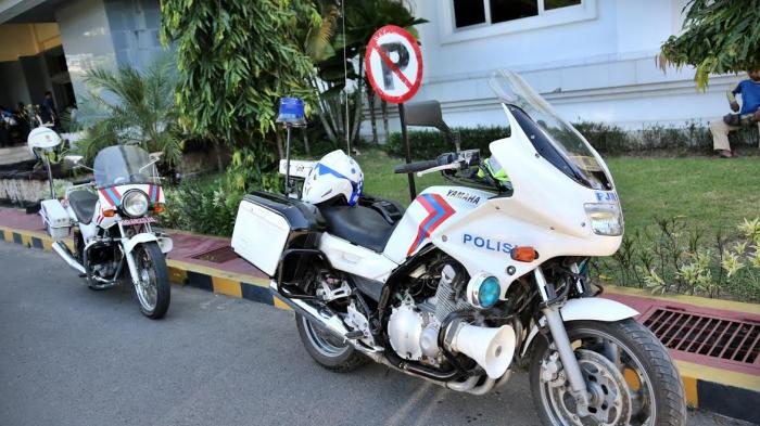 FOTO: Motor Ini Parkir di Depan Rambu Larangan Parkir - Tribun-timur.com