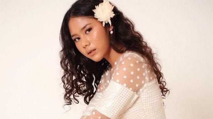 Biodata Nadin Amizah, Penyanyi yang Dipuji Deddy Corbuzier Cantik ...