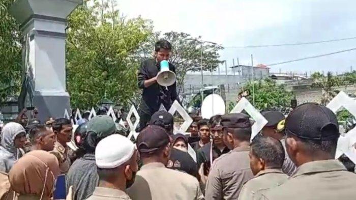 Puluhan Mahasiswa Demo di Kantor Bupati Pinrang, Tuntut Perda Miras dan ...