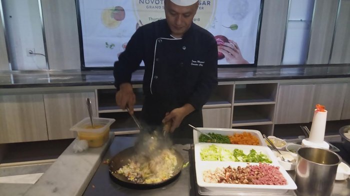 VIDEO: Intip, Executive Chef Novotel Makassar Masak Nasi Goreng ...