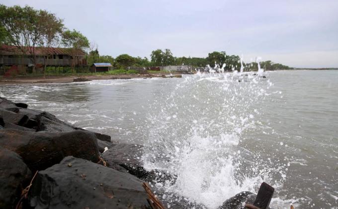 FOTO: Ombak Tinggi di Pantai Galesong Takalar - Tribun-timur.com