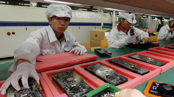 Pabrik Pembuat iPhone Ganti 60.000 Pekerjanya dengan Robot - Tribun ...