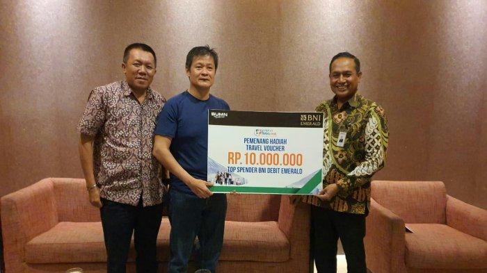 BNI Wilayah Makassar Beri Hadiah Rp 10 Juta ke Nasabah Emerald Top ...