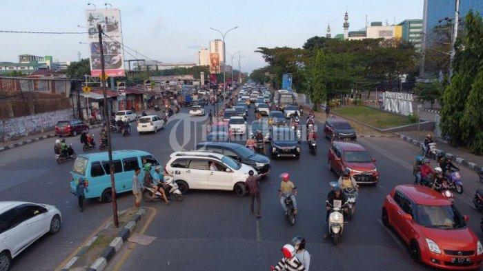 Foto Drone Pak Ogah Bikin Tumpukan Kendaraan di Jalan Urip Sumoharjo Makassar - Tribun-timur.com