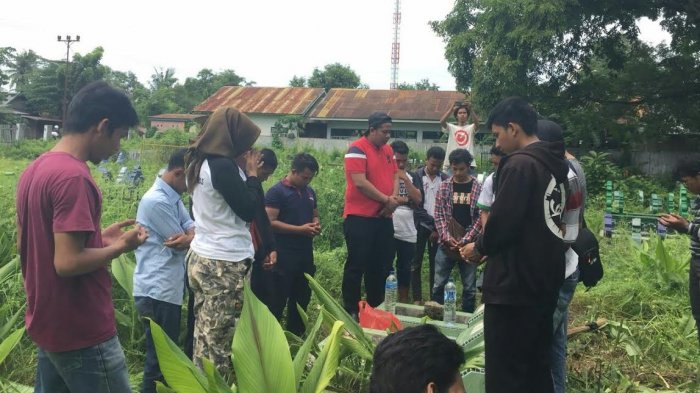 Hari Pahlawan, HPPMI Maros Bersih Makam Dua Tokoh Ini - Tribun-timur.com