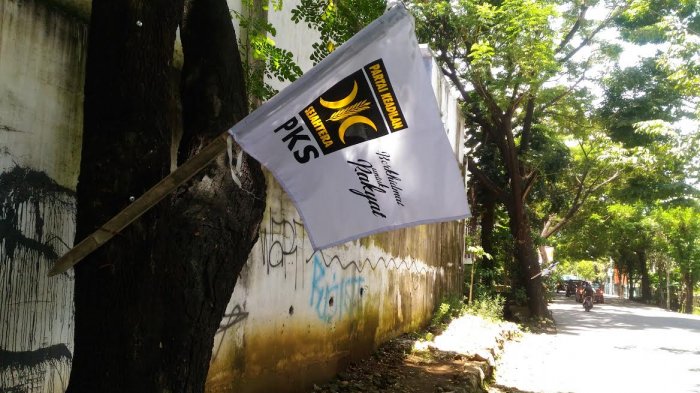 Giliran Bendera PKS Pakui Pohon di Makassar - Tribun-timur.com