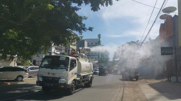 FOTO: Mobil PMI Keliling Semprotkan Disinfektan di Ruas Jalan Utama ...