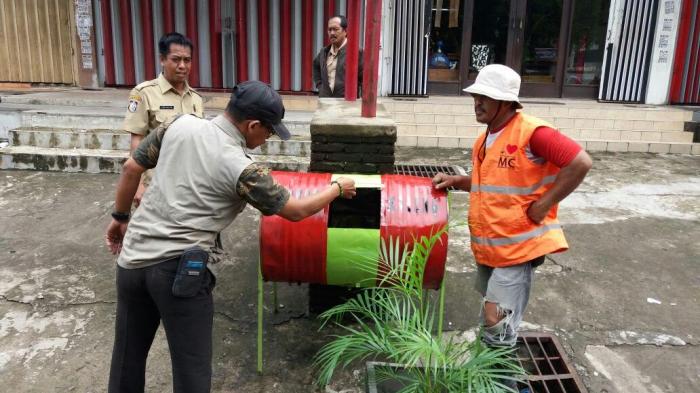 Kreatif, Satgas Panakkukang Buat Tempat Sampah di Tepi Jalan Raya - Tribun-timur.com