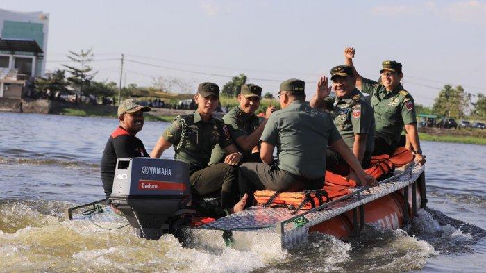 Pangdam XIV Hasanuddin Uji Coba Perahu Rakit Buatan Paldam - Tribun ...