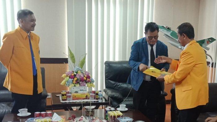 Dianggap Layak, Panitia Bawakan Undangan Jadi Calon Rektor UNM ke Prof ...