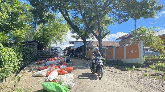 Ada Tumpukan Sampah di Jalan Masuk Pasar Sentral Sinjai, Reaksi Warga - Tribun-timur.com