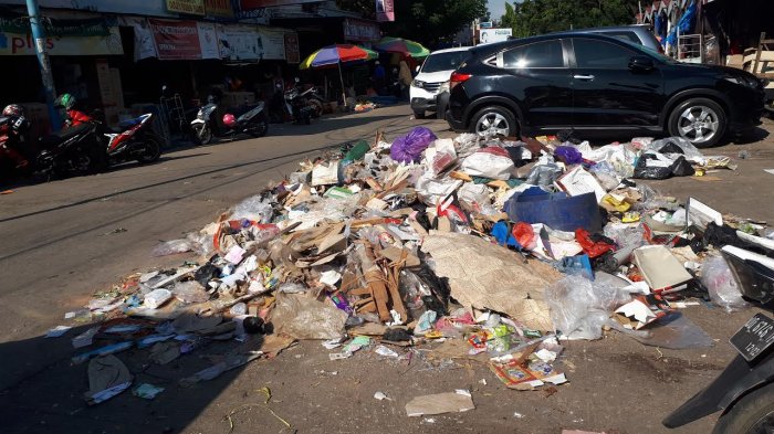 Warga Keluhkan Tumpukan Sampah Busuk Pasar Sentral, Kadis DLH Maros Bilang Begini - Tribun-timur.com
