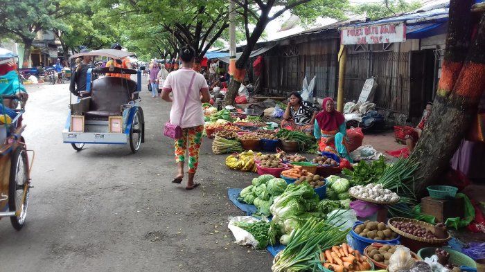 Pedagang Pasar Sentral Bantaeng Jualan di Pinggir Jalan Lagi, Ini ...